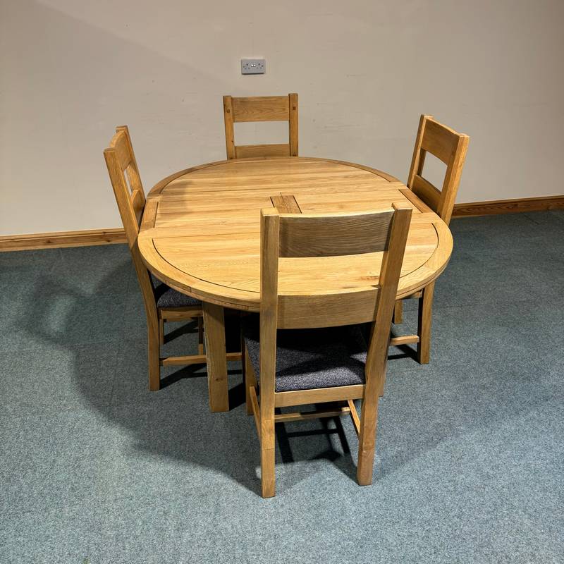 Medium Sized, Solid Oak, Round, Extending Table and 4 Chairs. (TC324 ...